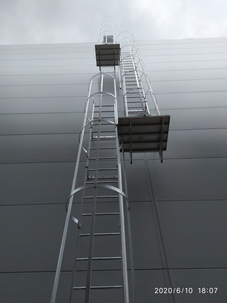 Kooiladder op maat | Daktoetreding met vaste ladders NEN-EN 14122-4