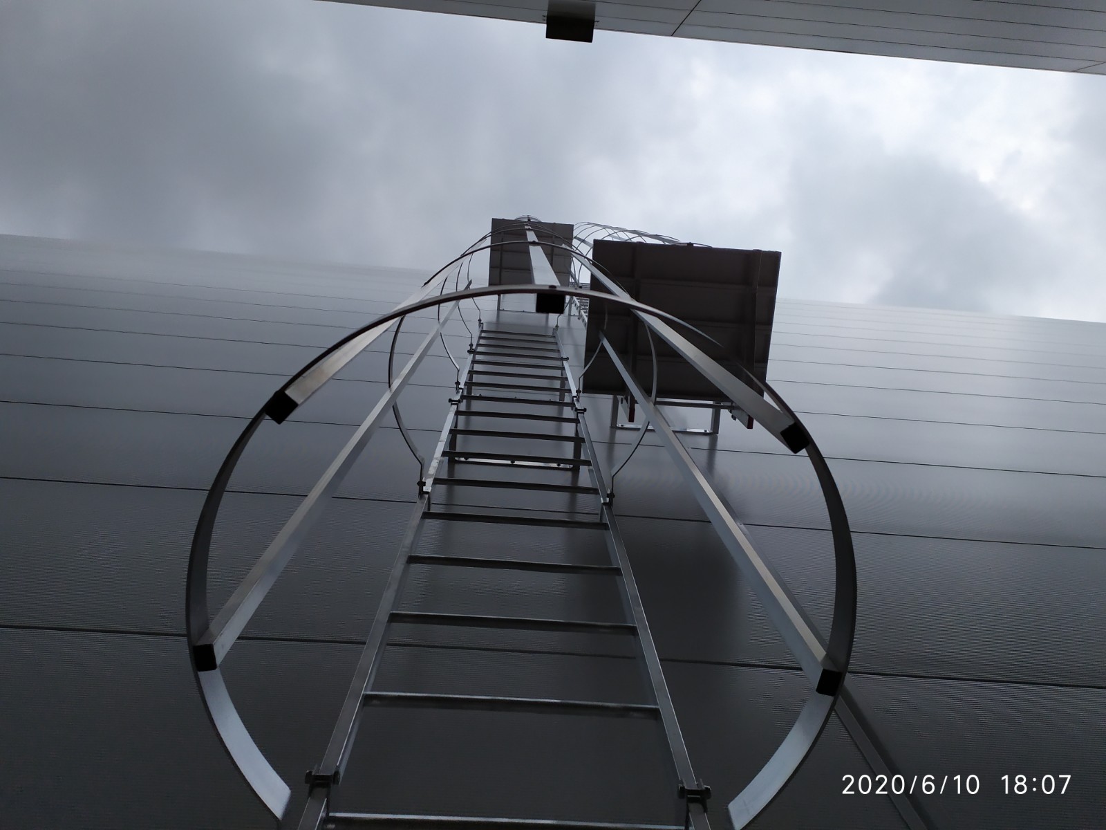 Kooiladder op maat | Daktoetreding met vaste ladders NEN-EN 14122-4