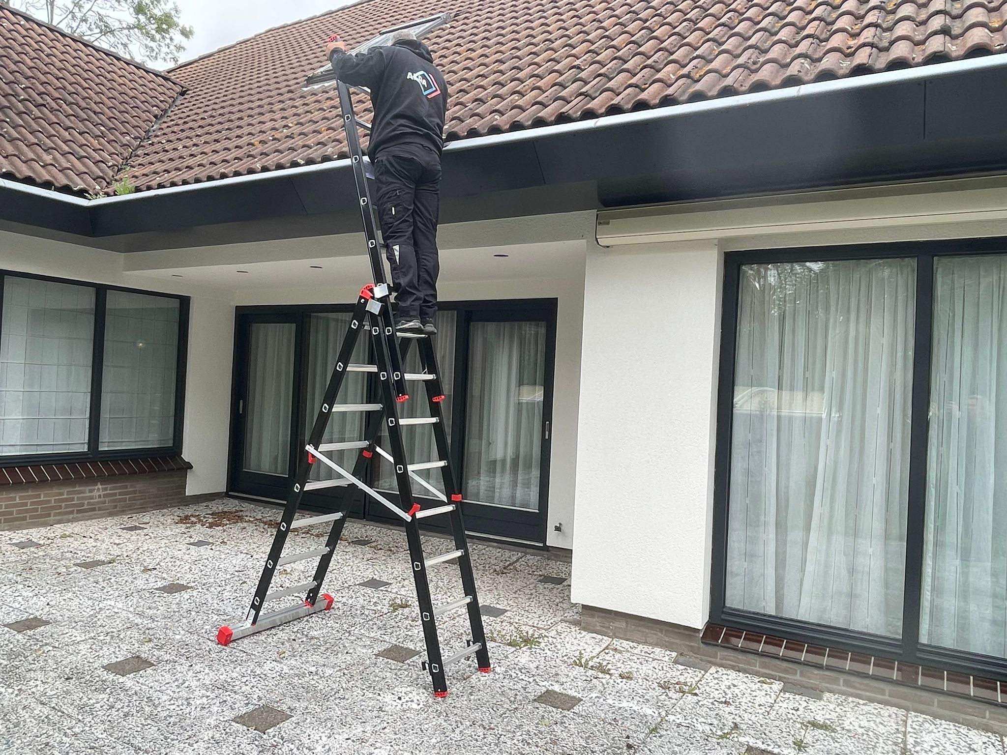 Welke ladder gebruik je voor het schoonmaken van een dakgoot? - ALGA B.V.