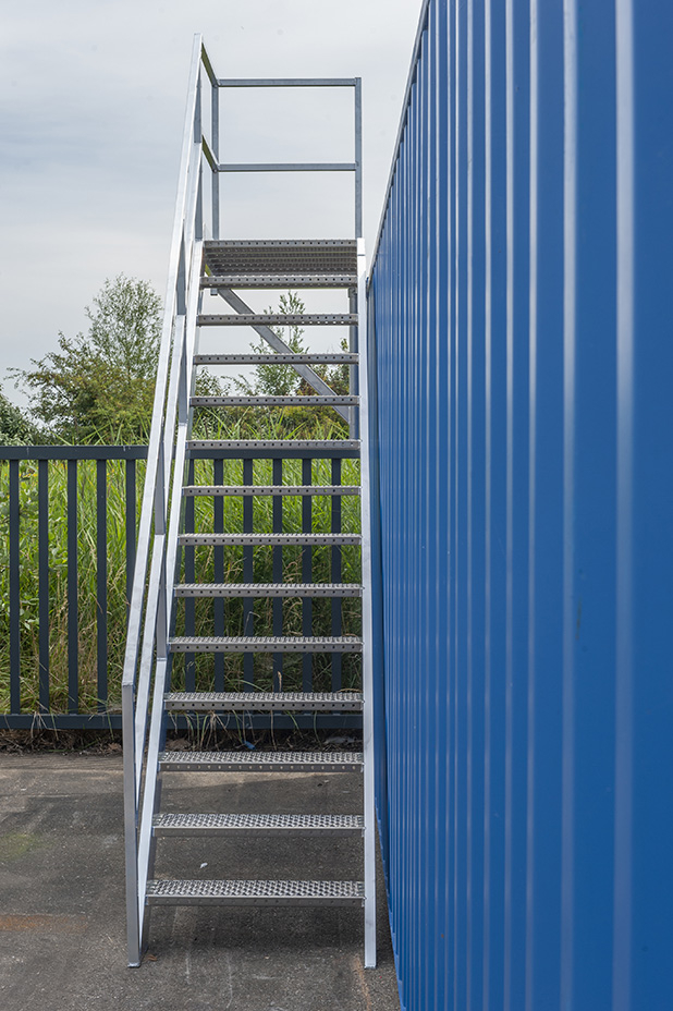 Containertrap voor bouwkeet of opslagcontainers